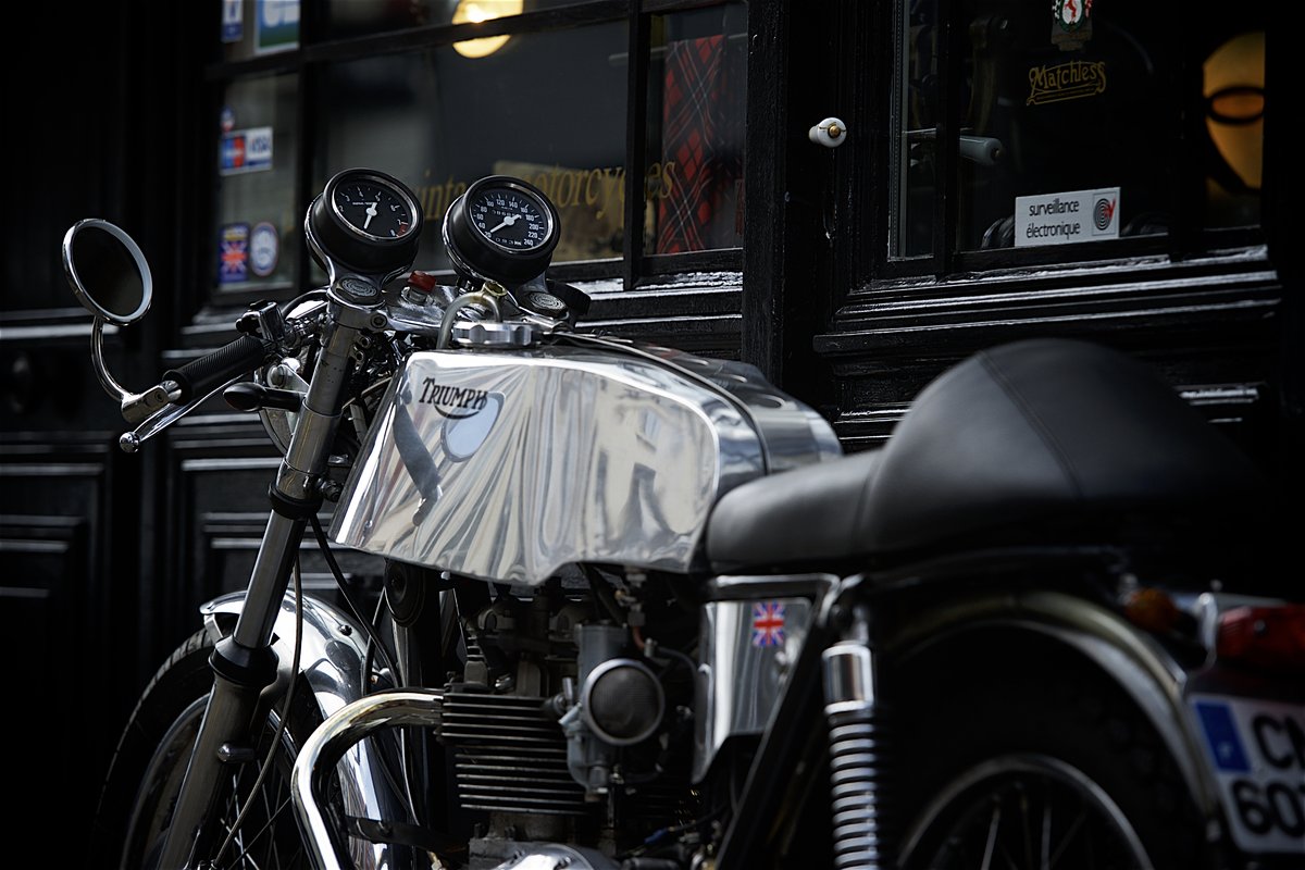 Triumph T140 Cafe Racer 1977, à vendre chez Legend Motors Lille ...